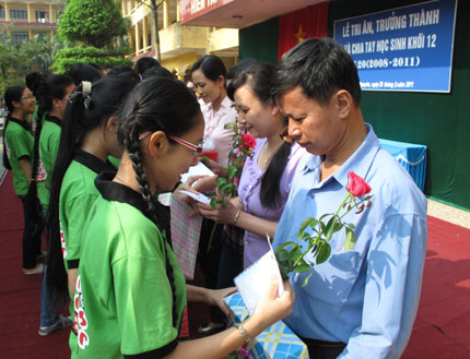 Tổ chức Lễ Tri ân và trưởng thành cho học sinh lớp 12 - Báo Thái Nguyên ...